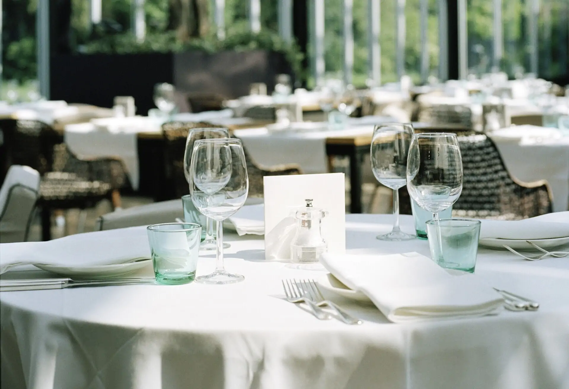 Balancing reservations and walk-ins: restaurant seating strategy